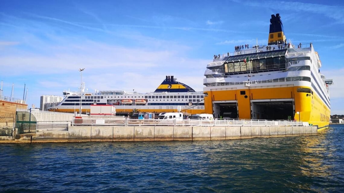 Avancée de l'électrification des quais du Port de Toulon pour réduire ...